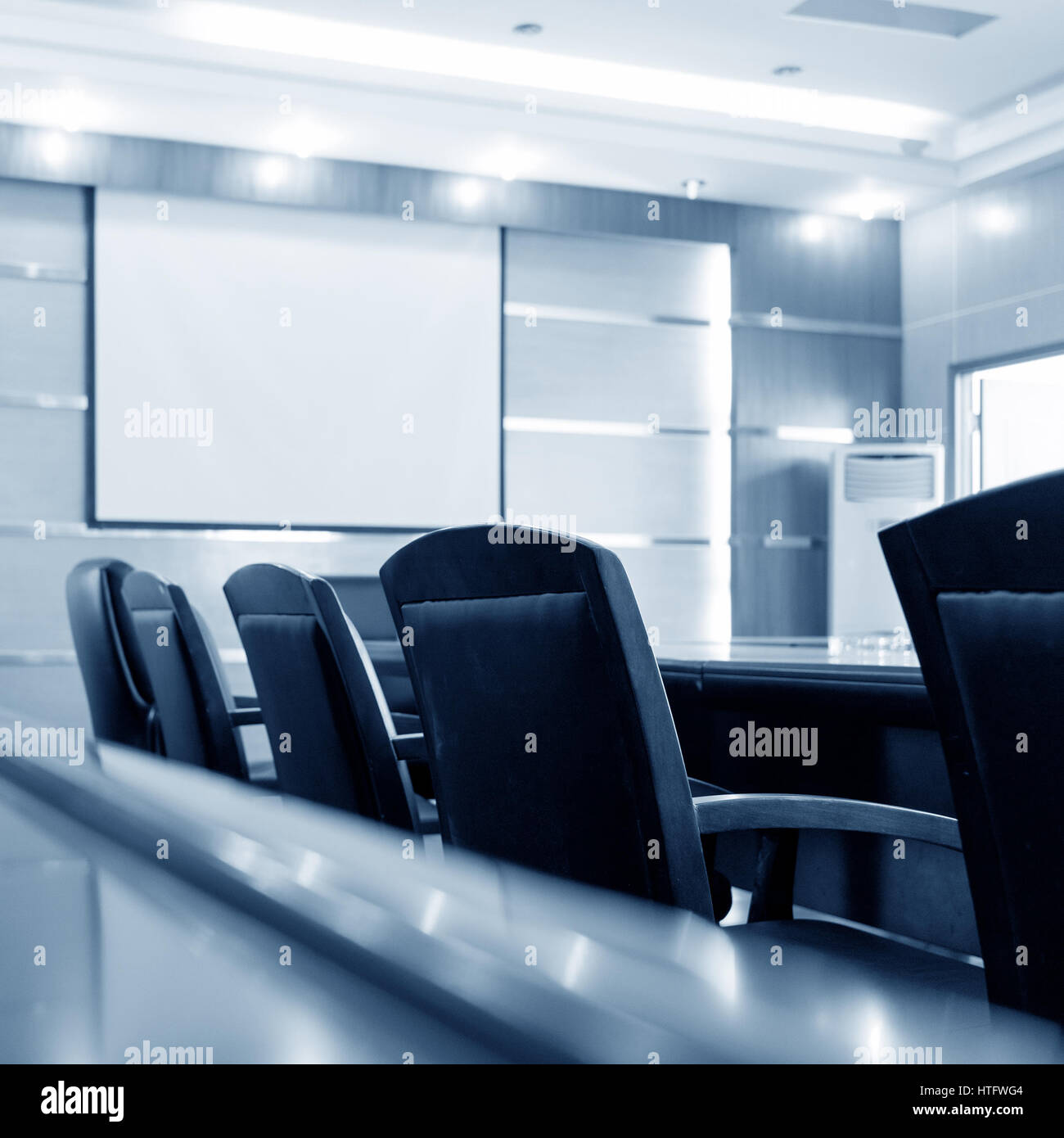 Conference room tables and chairs Stock Photo - Alamy