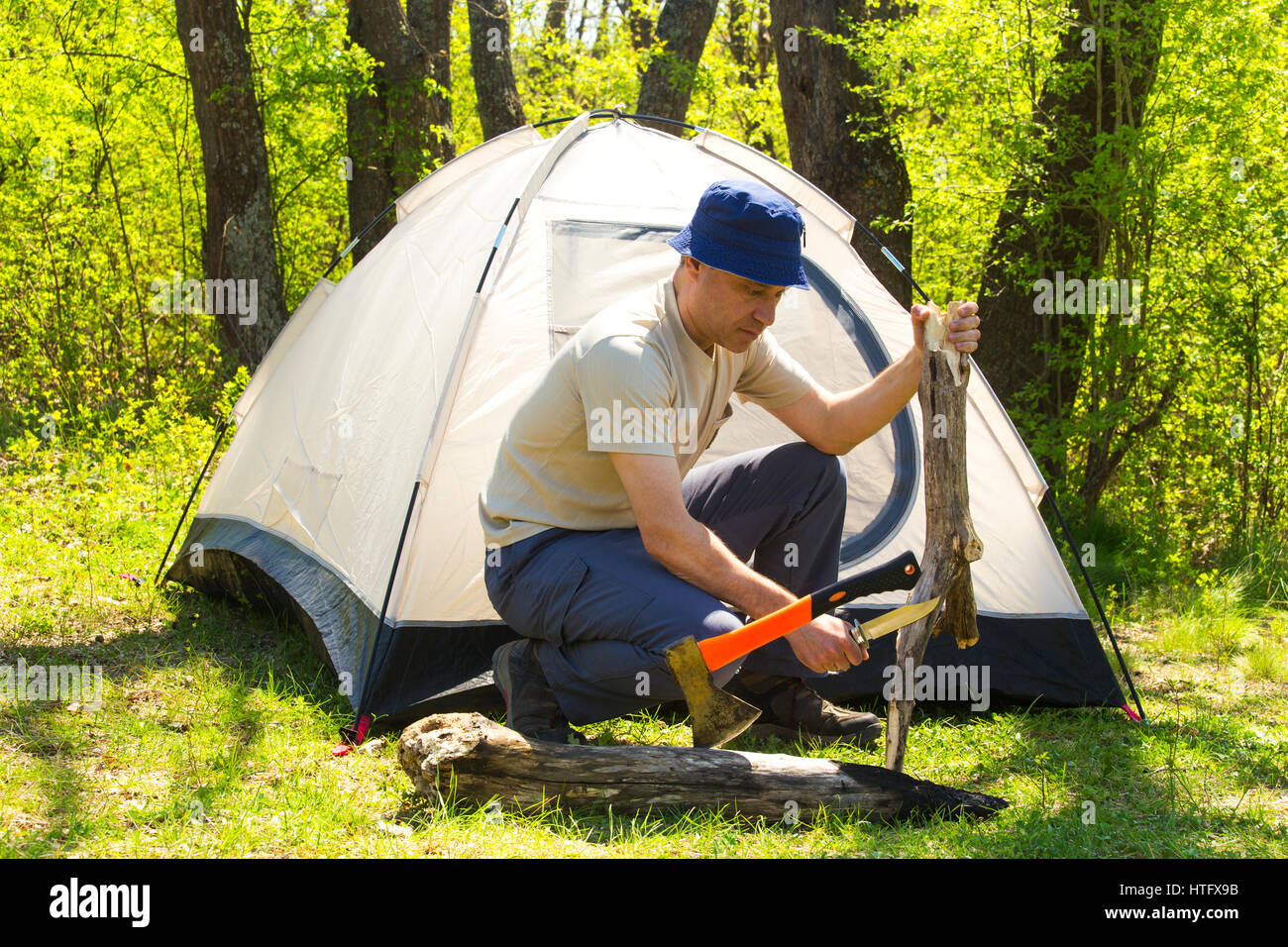 Man camping survival wood tent hi-res stock photography and images - Alamy