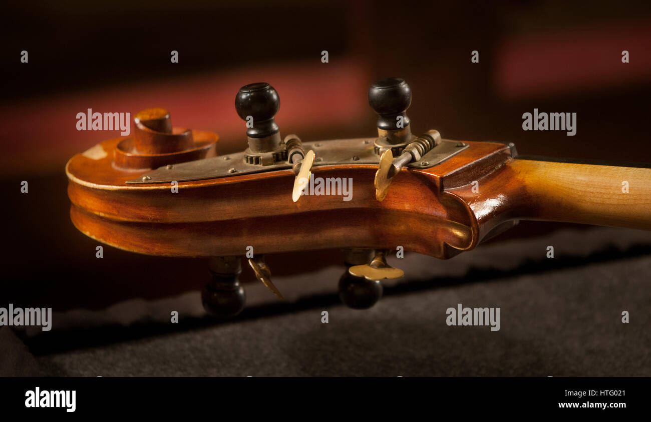 Violin sound waves hi-res stock photography and images - Alamy