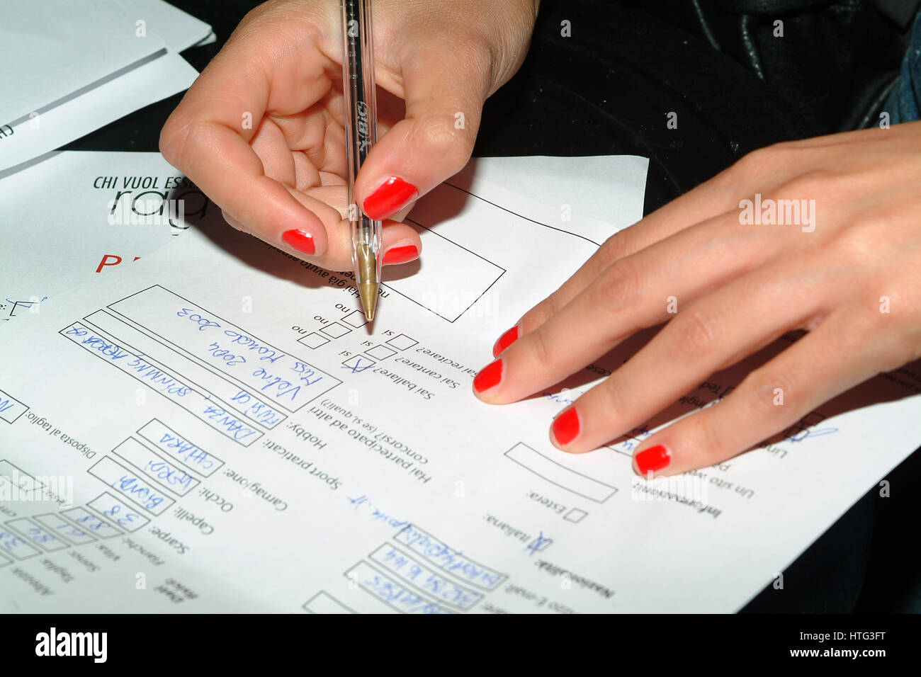 Hands signing document hi-res stock photography and images - Alamy