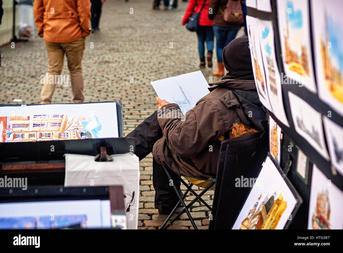 Artist drawing a life representation of Grand Place in Brussels beside ...