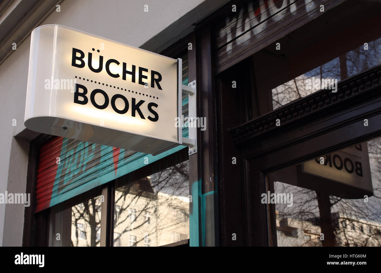 Small bookstore exterior hi-res stock photography and images - Alamy