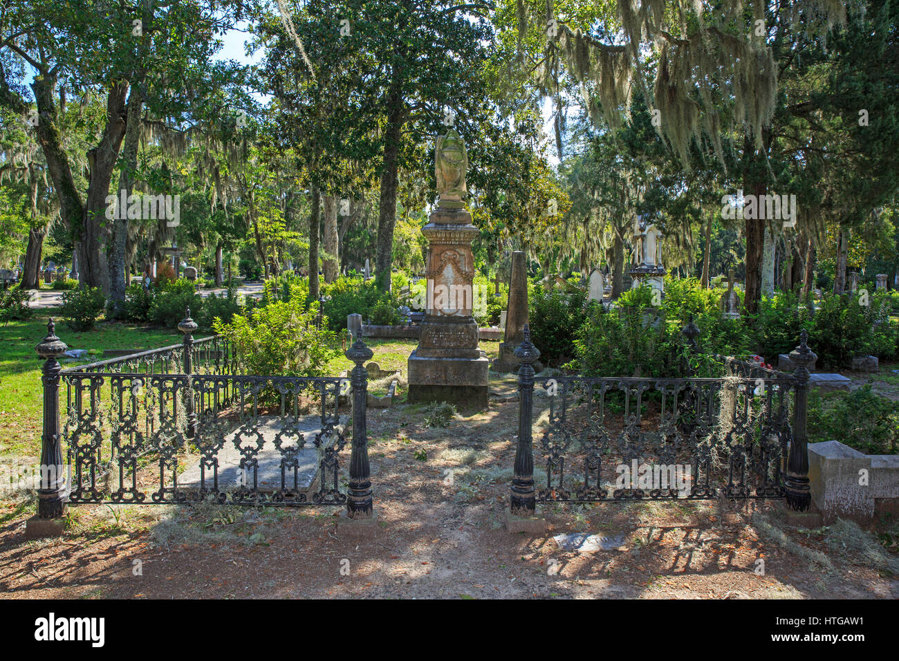 Graves at Bonaventure Cemetery, Savannah, Georgia Stock Photo - Alamy
