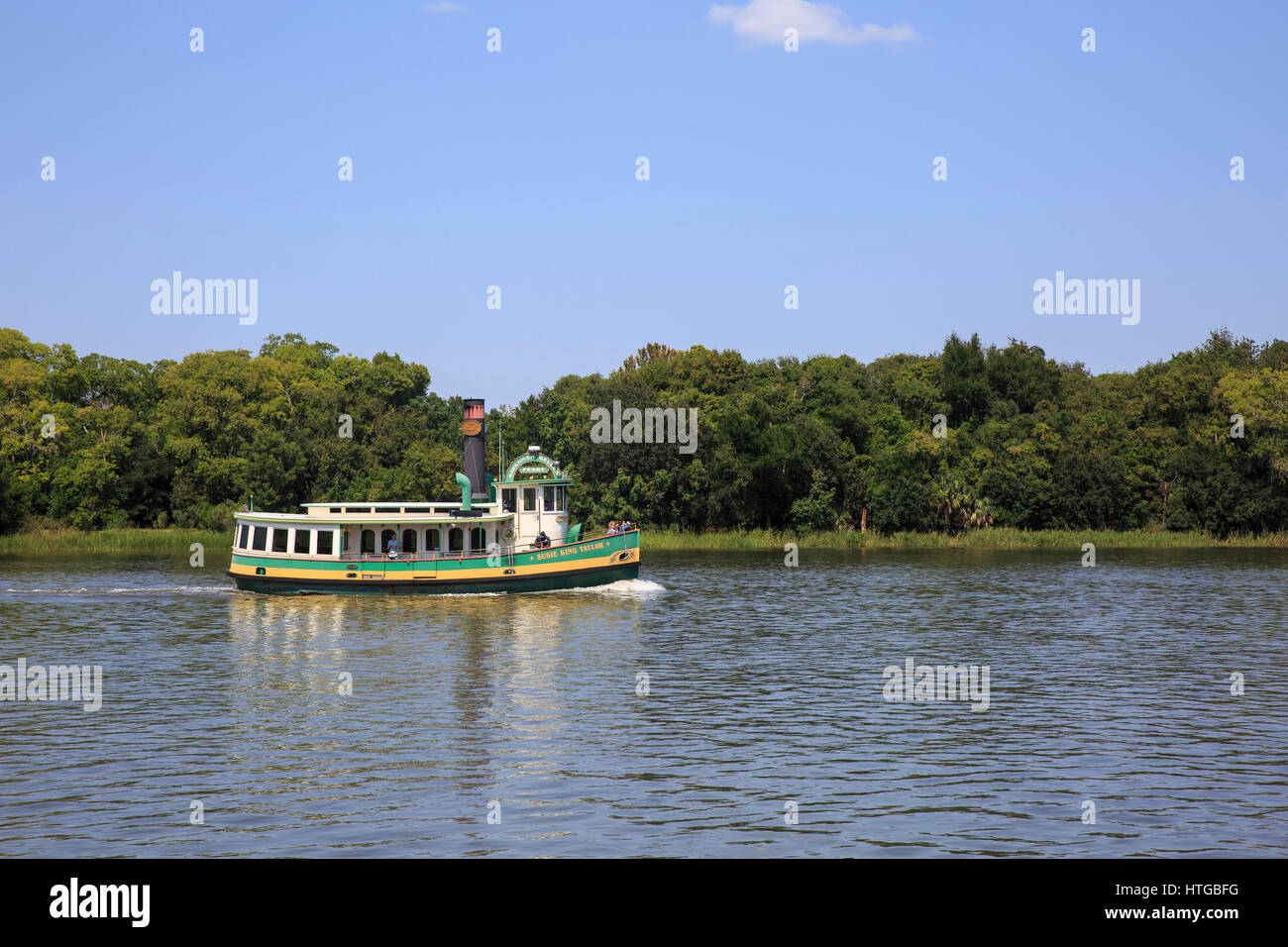 Savannah Belles ferry carrying passengers across the river Stock Photo ...