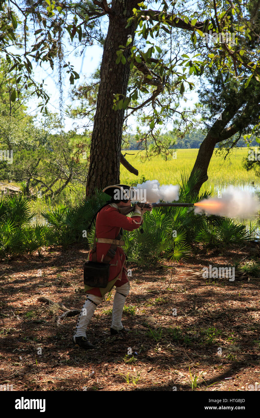 American revolution soldier musket hi-res stock photography and images ...