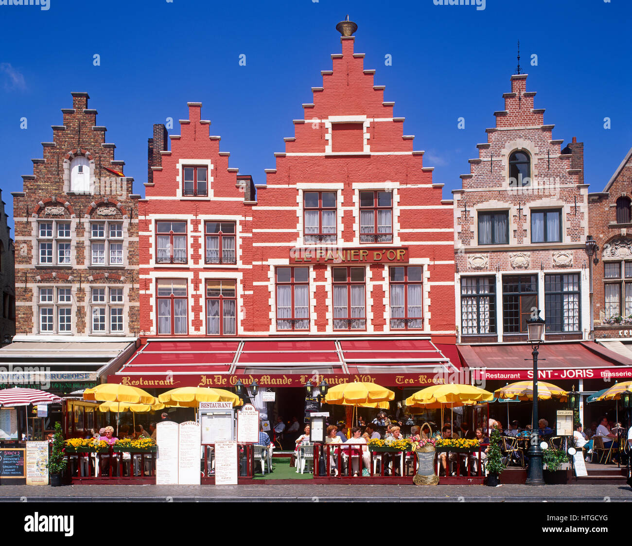 Pavement cafes and retaurants in Grand Olace, Bruges, Belgium Stock ...