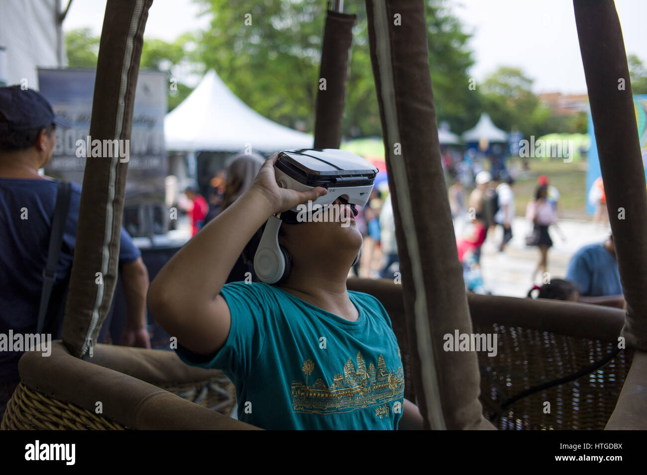 Kuala Lumpur, MALAYSIA. 11th Mar, 2017. A boy audience experiences of ...