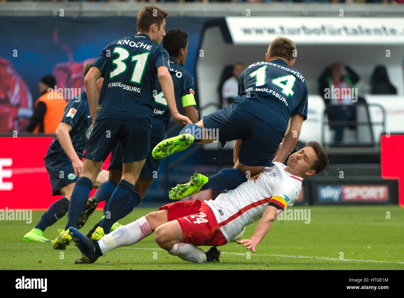 Leipzig'S Dominik Kaiser (below) in a dual with Wolfsburg's Jakub ...