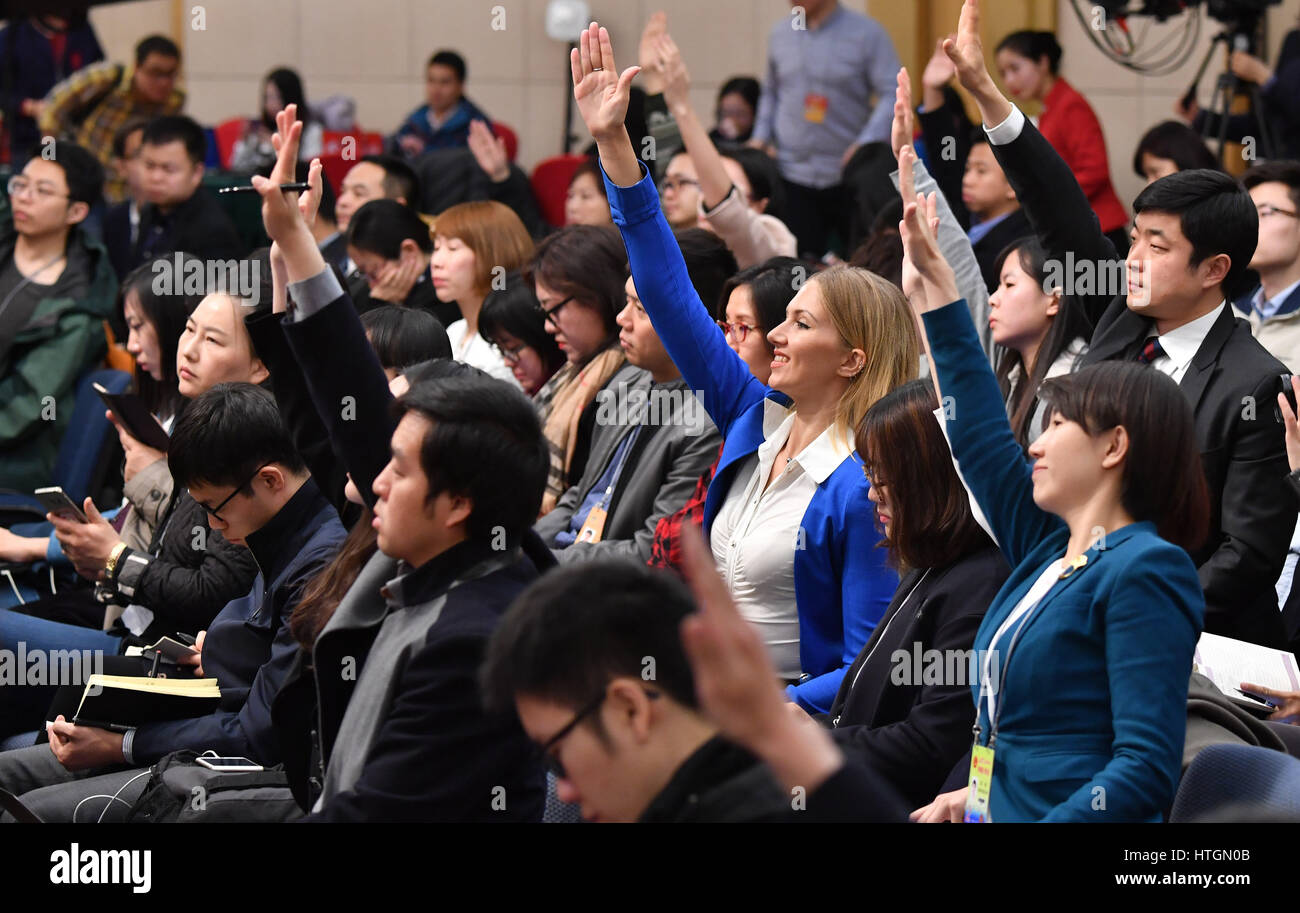 Journalists ask questions hi-res stock photography and images - Alamy