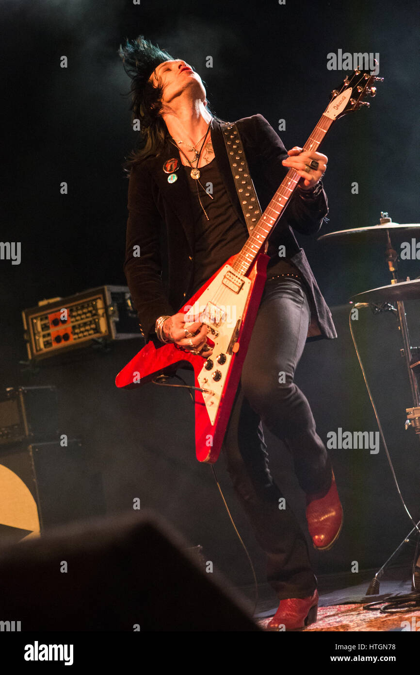 American alternative pop band hi-res stock photography and images - Alamy