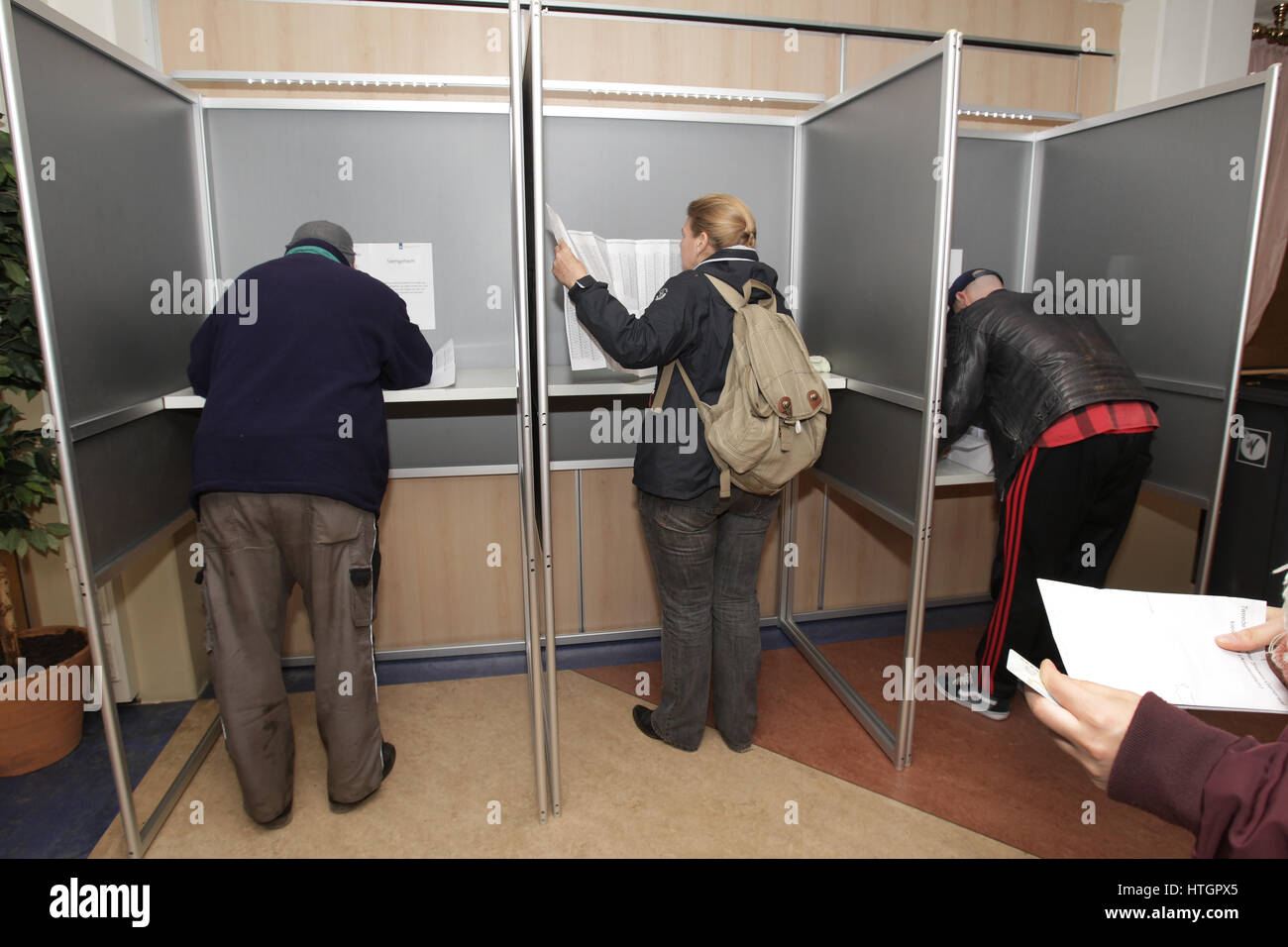 Amsterdam, Netherlands. 15th Mar, 2017. People votes in a polling booth ...