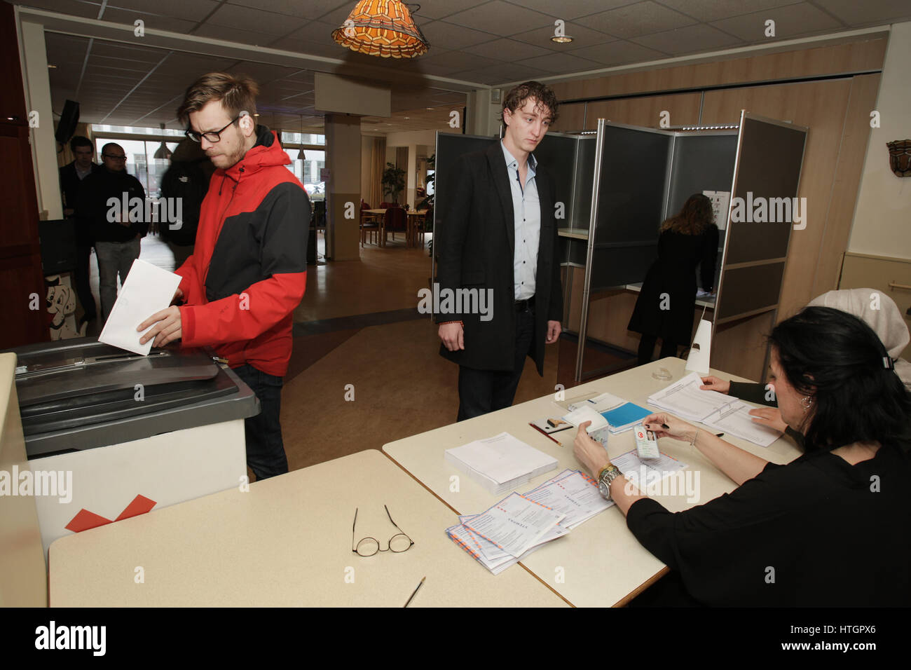 Amsterdam, Netherlands. 15th Mar, 2017. People votes in a polling booth ...