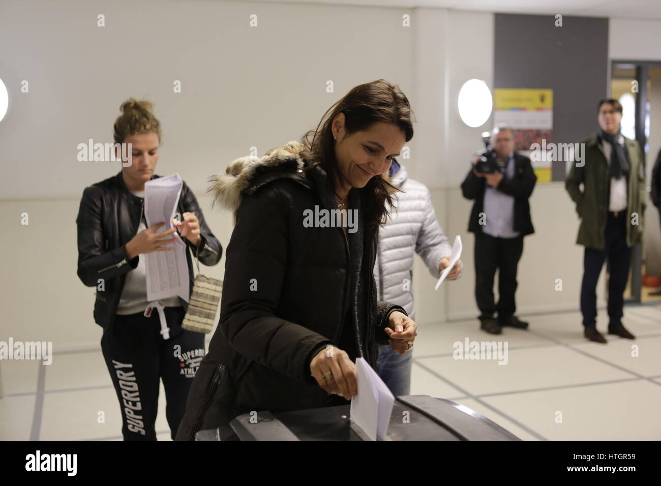 Female voter casts ballot hi-res stock photography and images - Alamy