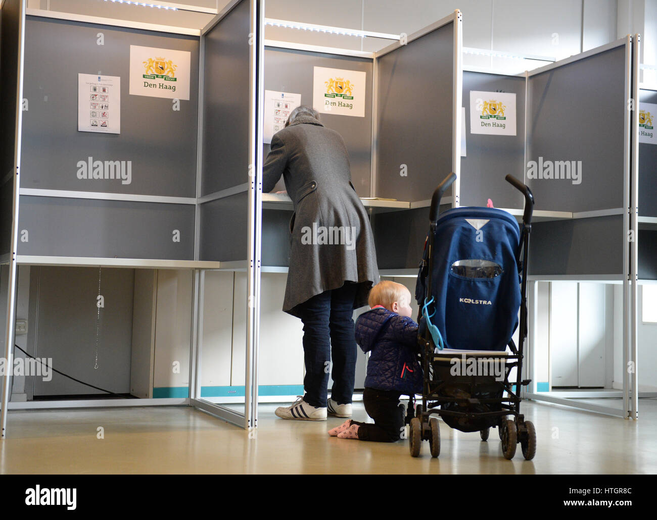 The Hague, Netherlands. 15th Mar, 2017. A voter fills out a ballot at a ...