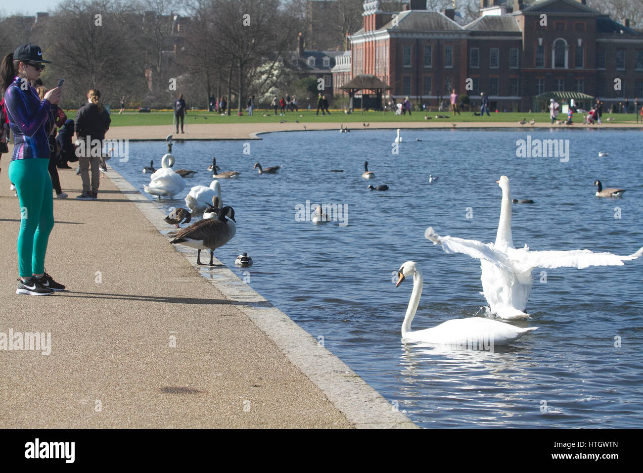 London, UK. 15th Mar, 2017. People enjoy the early spring sunshine in ...
