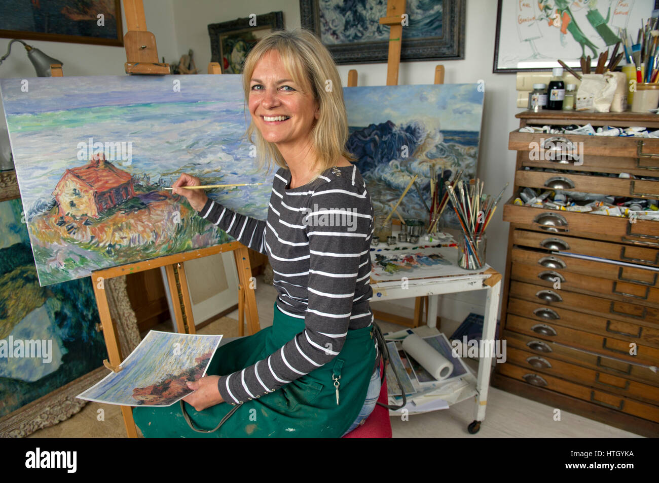 Susie Ray, copyist/painter in her studio in Cornwall Stock Photo - Alamy