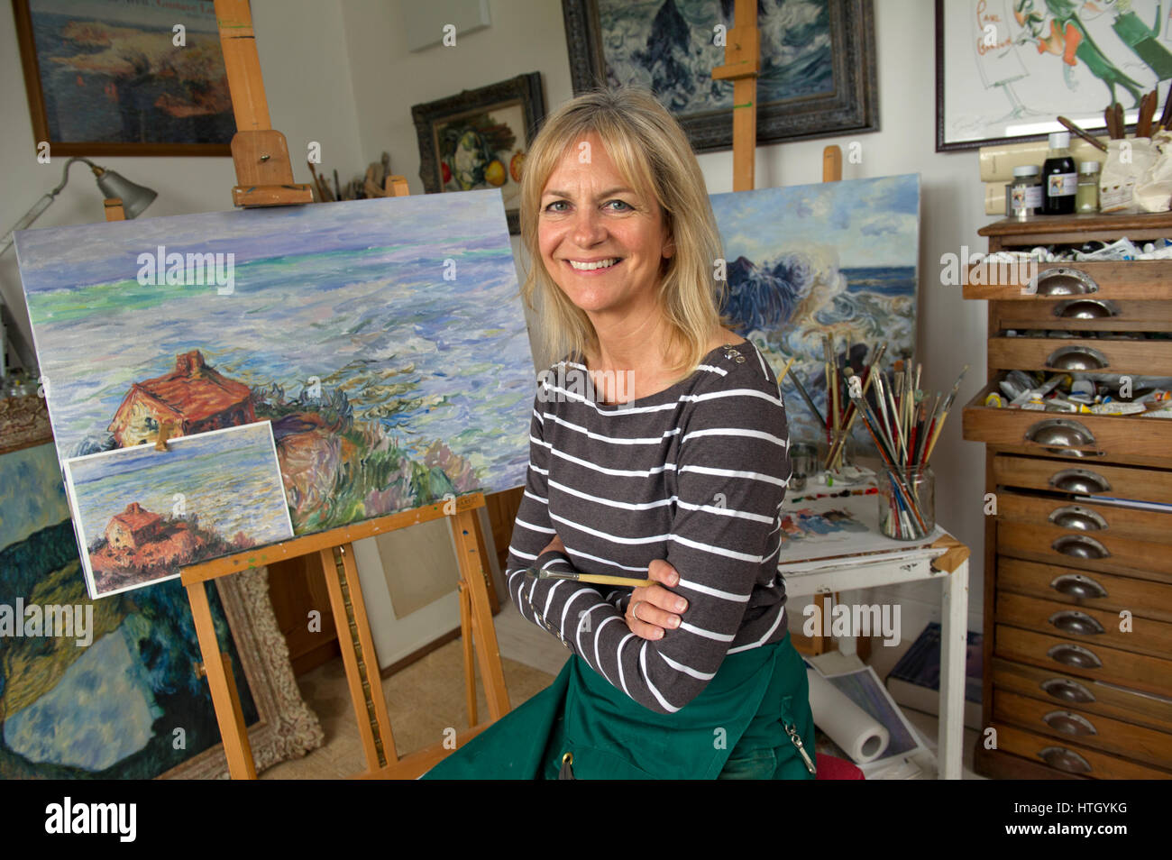 Susie Ray, copyist/painter in her studio in Cornwall Stock Photo - Alamy