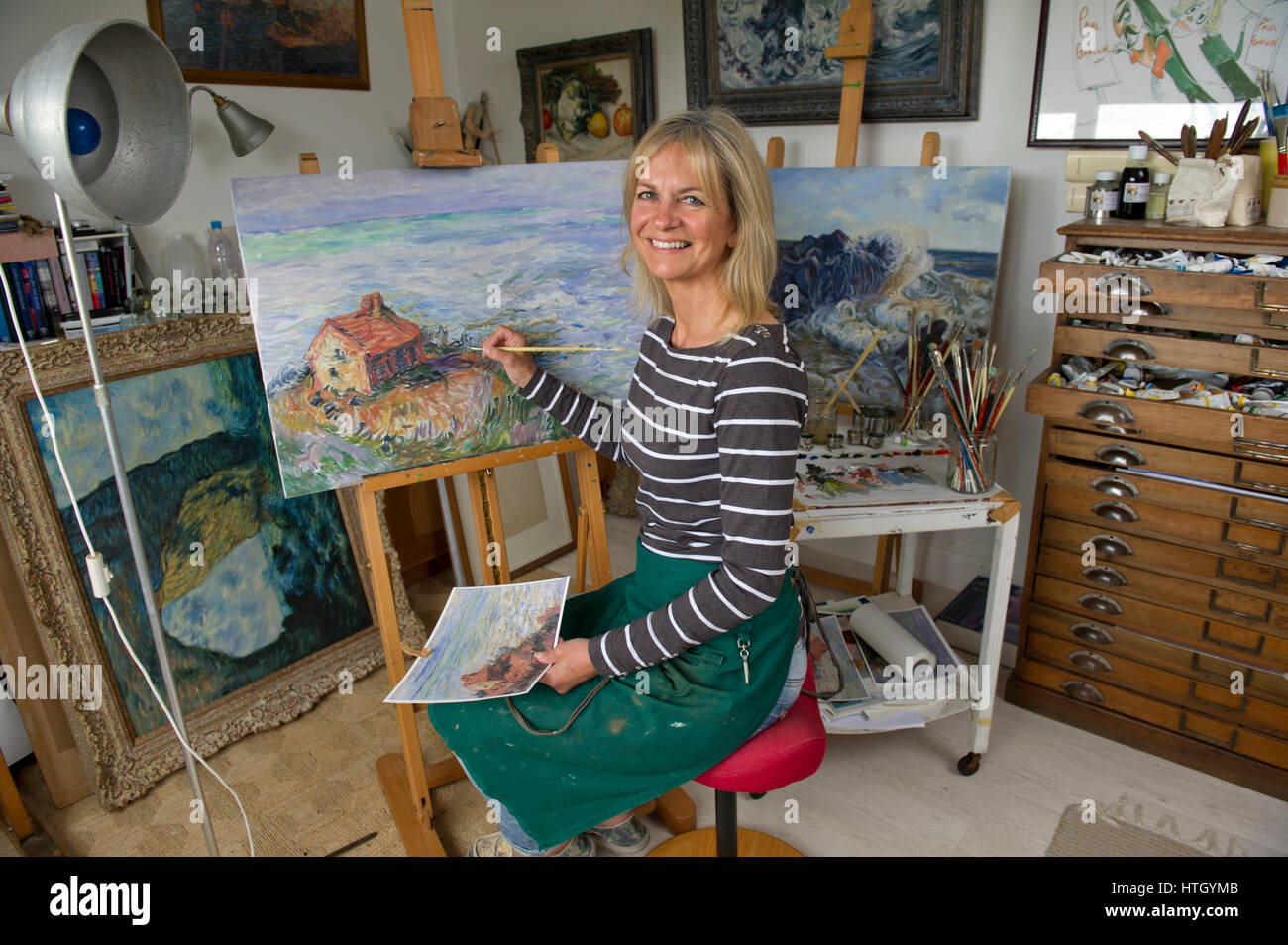 Susie Ray, copyist/painter in her studio in Cornwall Stock Photo - Alamy