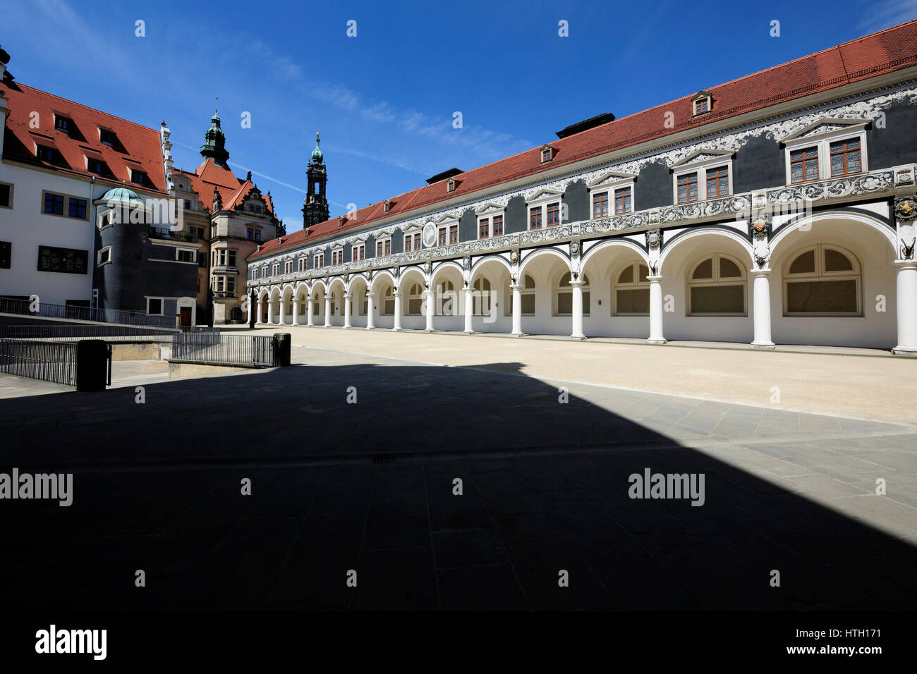 Colonnade colonnades column columns hi-res stock photography and images ...