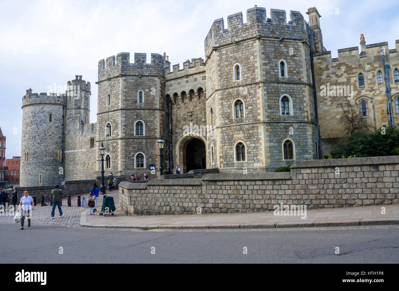 Henry viii gate windsor castle hi-res stock photography and images - Alamy