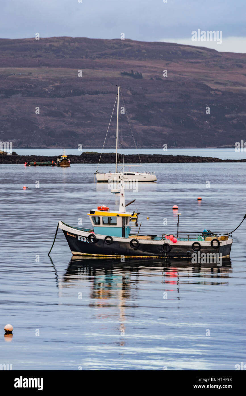 Portree isle of skye sailing boat hi-res stock photography and images ...