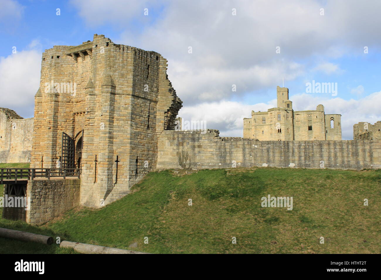 English medieval castle hi-res stock photography and images - Alamy