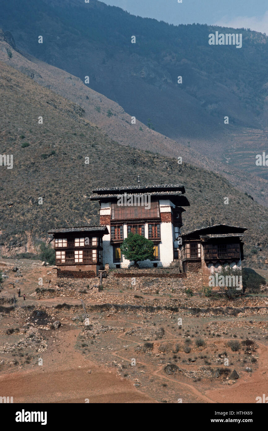 Bhutanese houses in Paro valley, Bhutan, Himalayas Stock Photo - Alamy