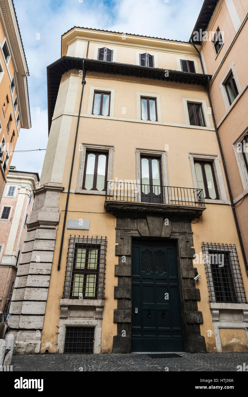 Old building balcony stone fence hi-res stock photography and images ...