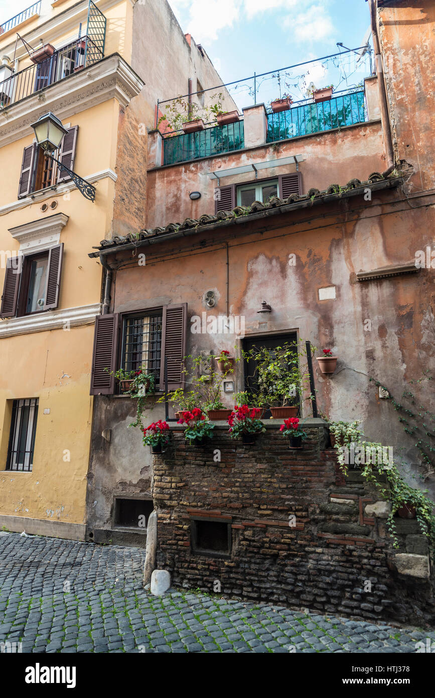 Old building balcony stone fence hi-res stock photography and images ...