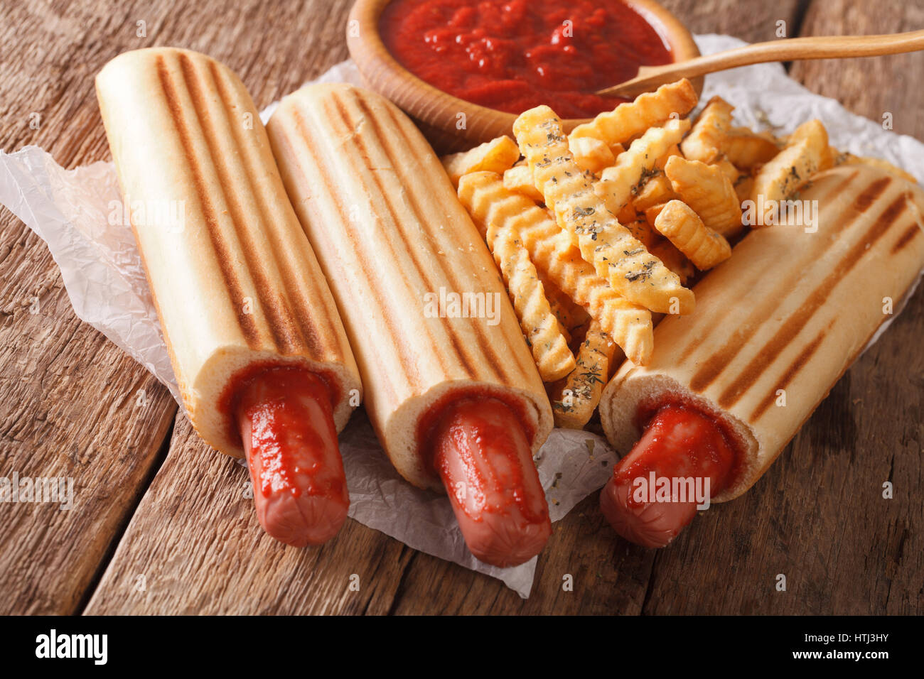 Wurst wurst sandwich sauce hi-res stock photography and images - Alamy
