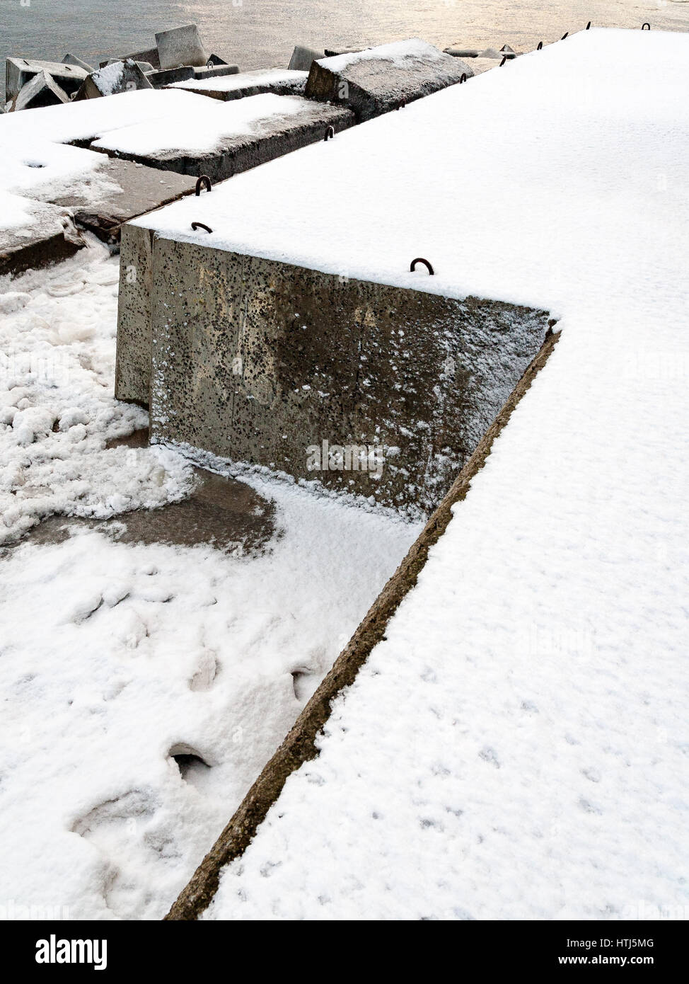 frozen countryside scene in winter with snow. beach scene with ice ...