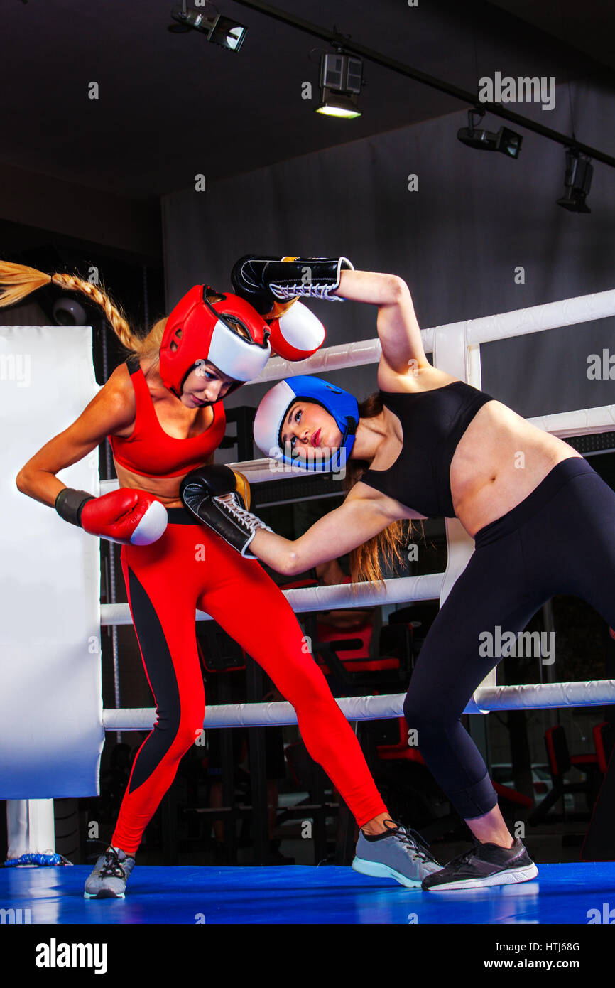 Two women fight in ring hi-res stock photography and images - Alamy