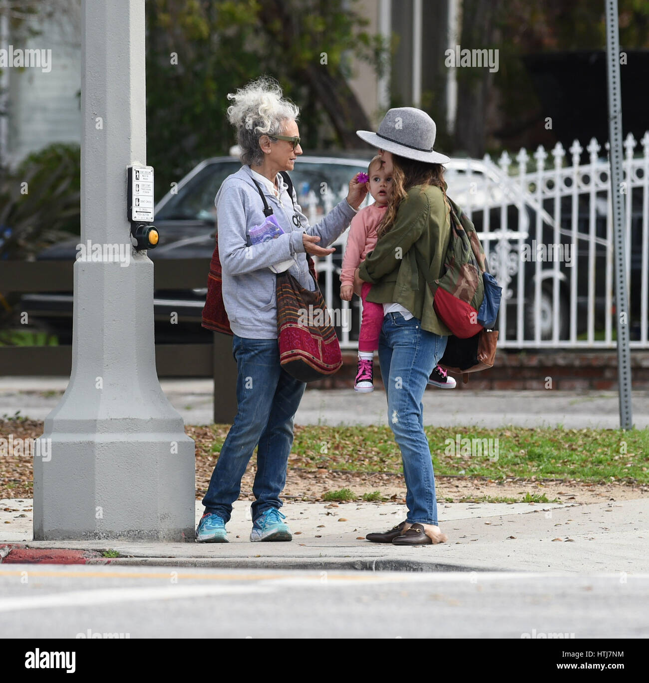 Rachel Bilson goes to lunch with her mother and daughter Briar Rose ...