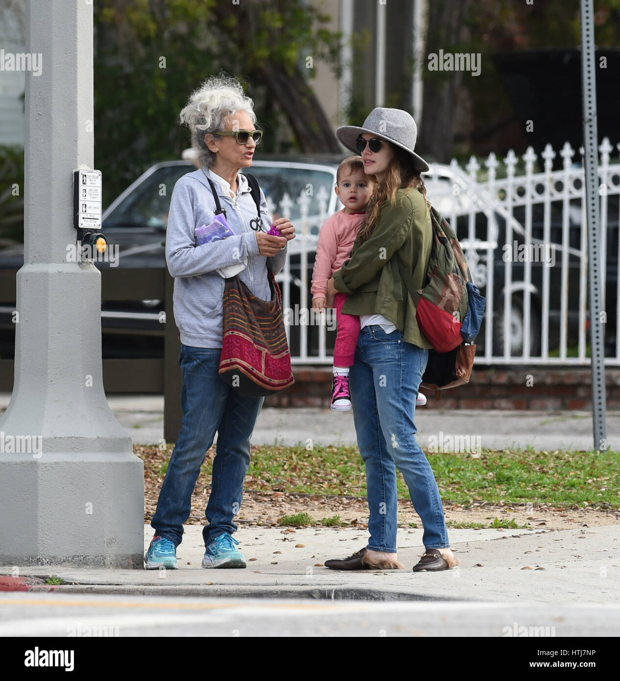 Rachel Bilson goes to lunch with her mother and daughter Briar Rose ...