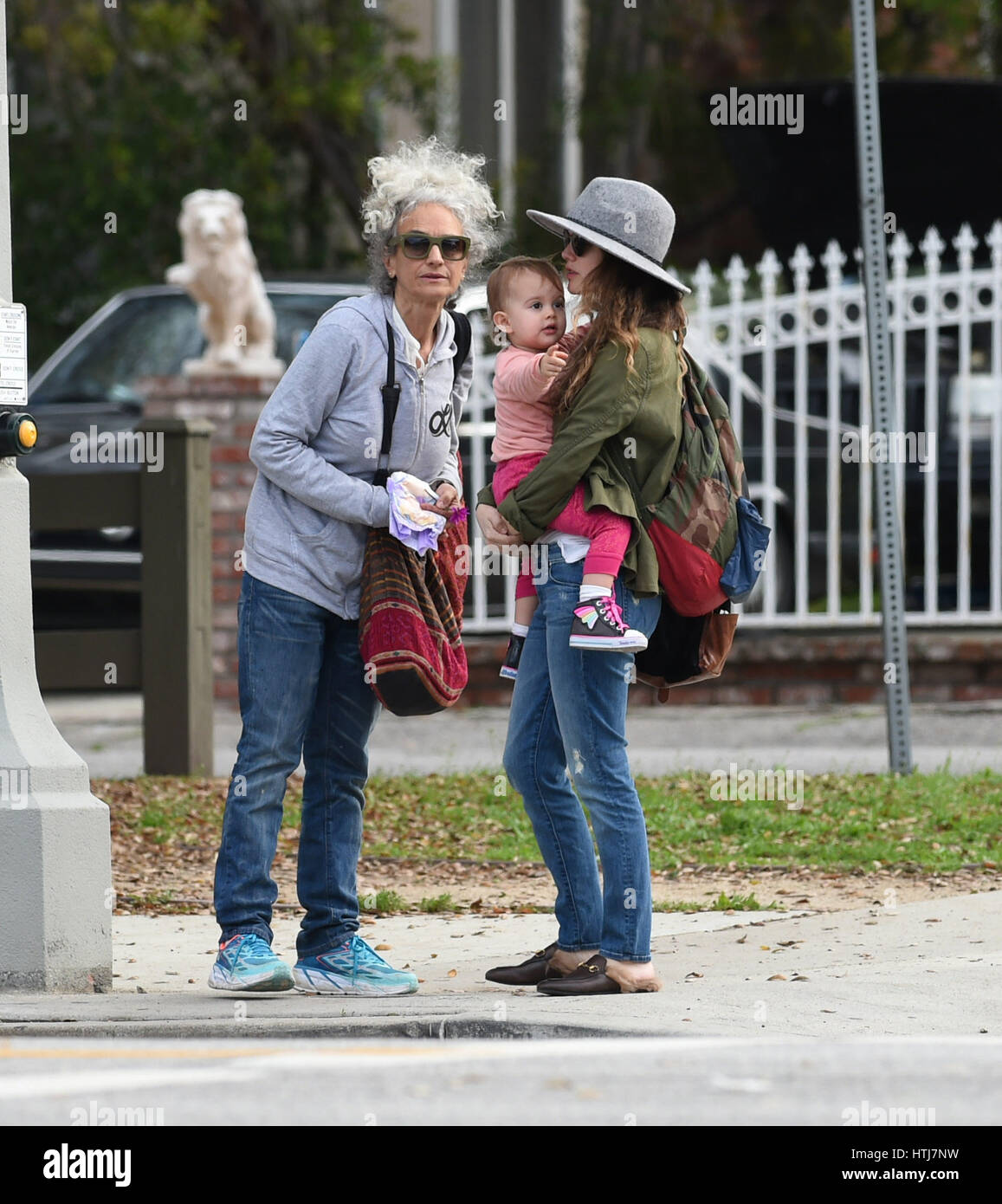 Rachel Bilson goes to lunch with her mother and daughter Briar Rose ...