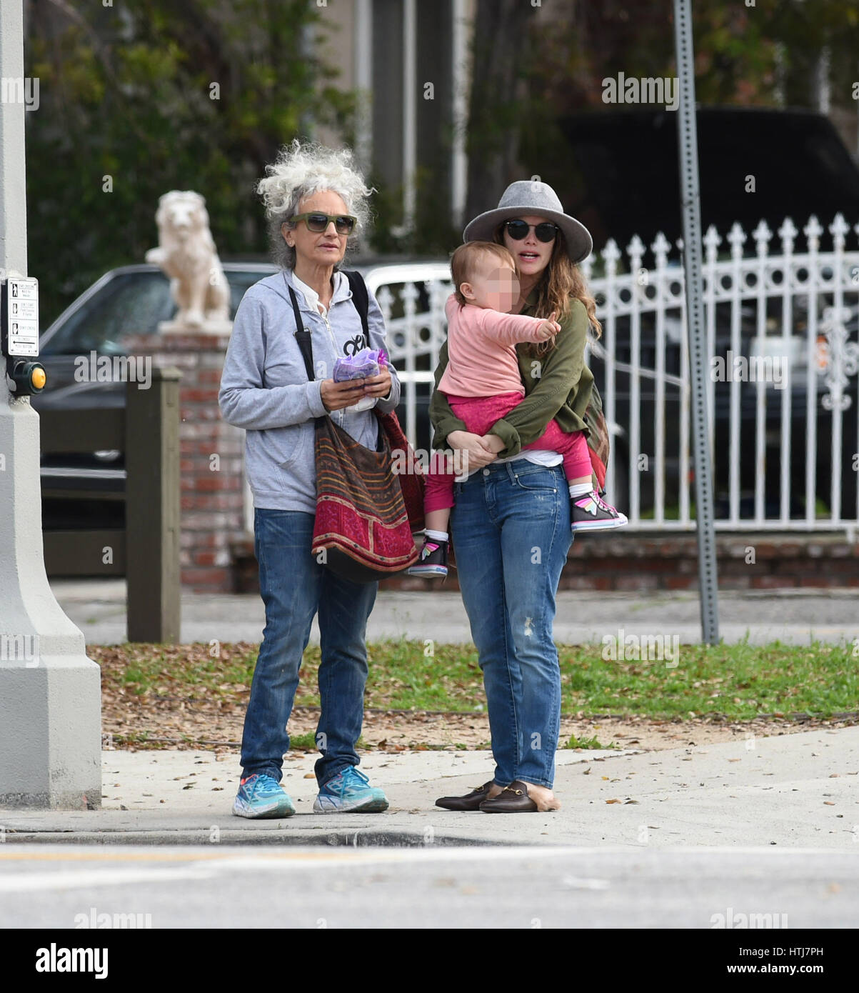 Rachel Bilson goes to lunch with her mother and daughter Briar Rose ...