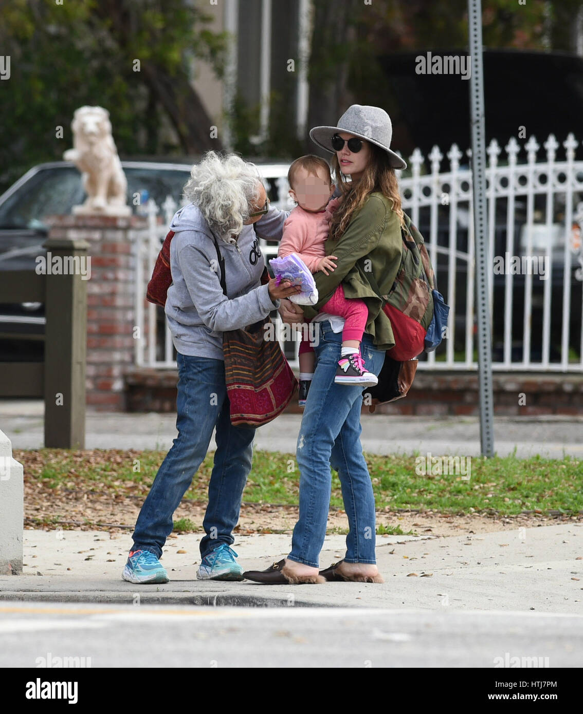Rachel Bilson goes to lunch with her mother and daughter Briar Rose ...