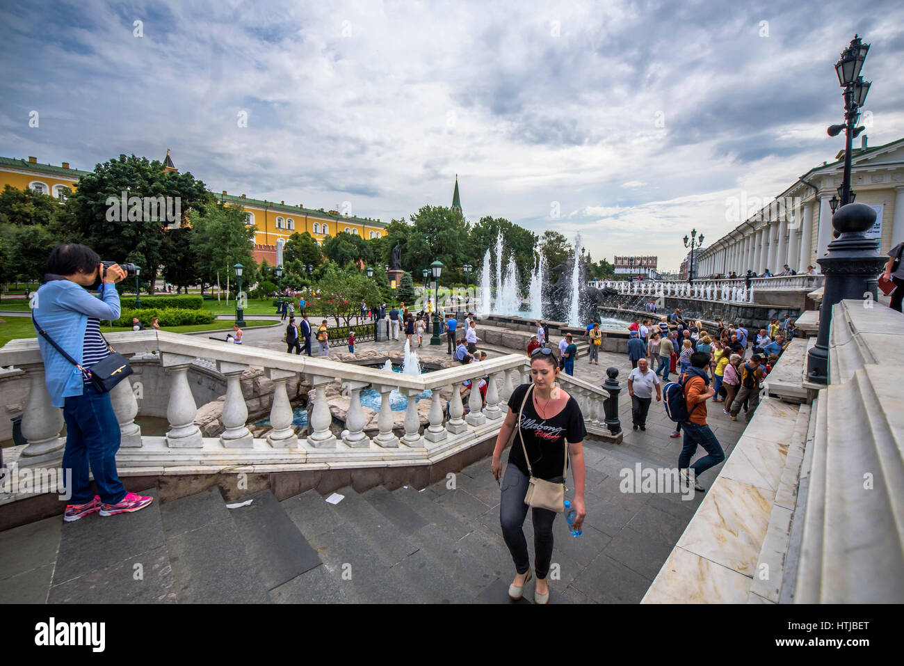 Tourists in Aleksandrovski gardens (Kremlin, Moscow Stock Photo - Alamy