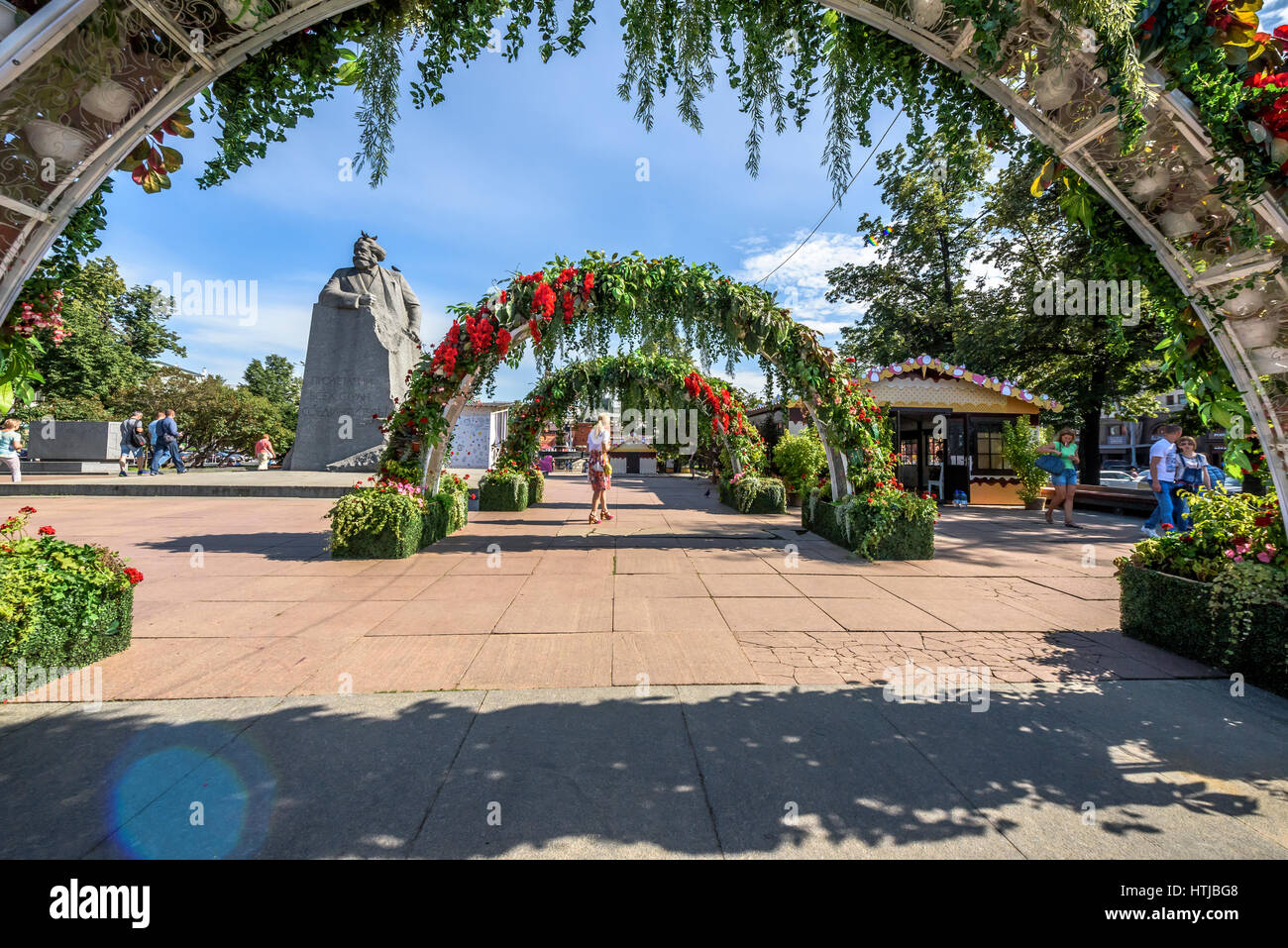 Karl marx red statue hi-res stock photography and images - Alamy