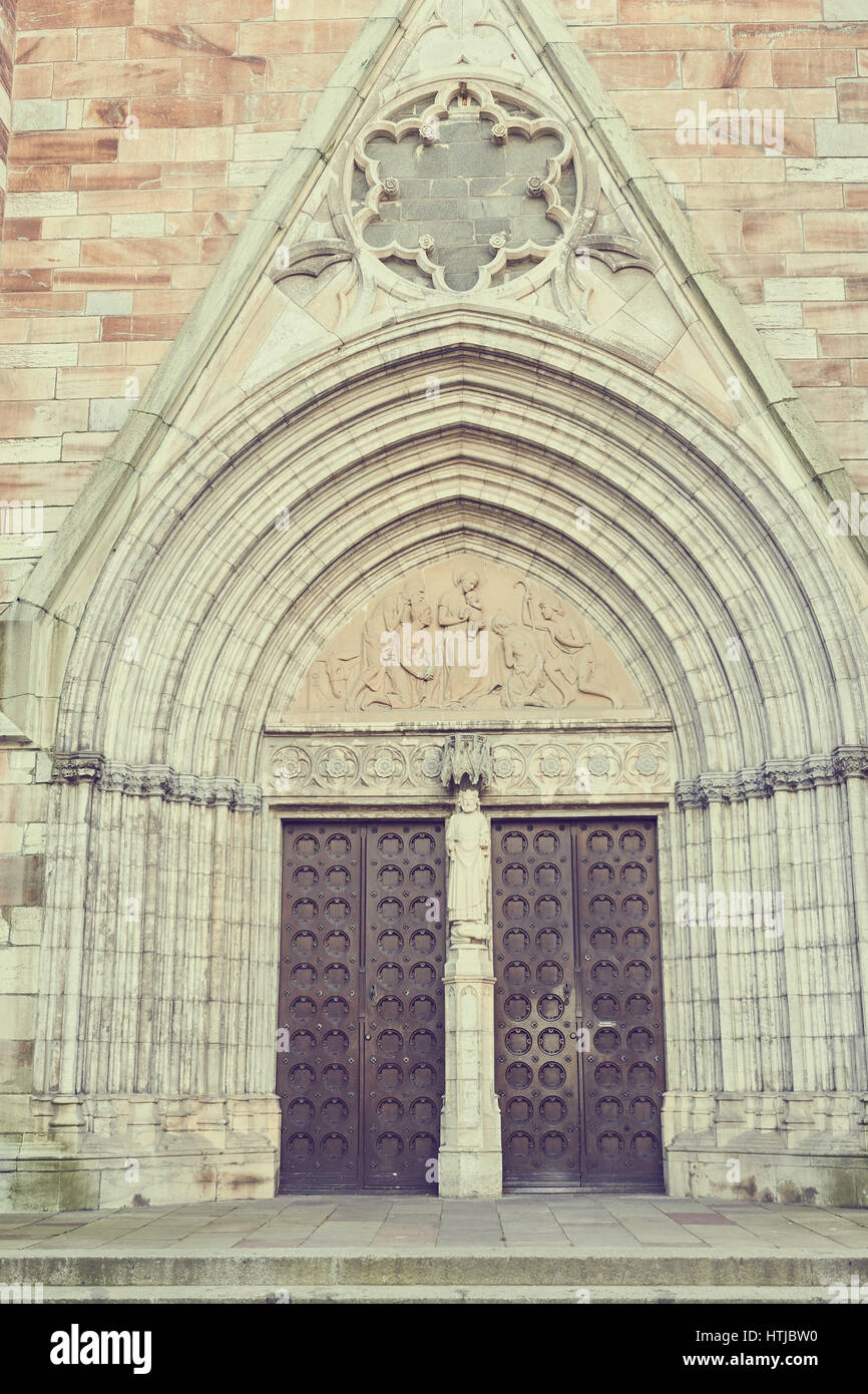 Gothic cathedral doors hi-res stock photography and images - Alamy
