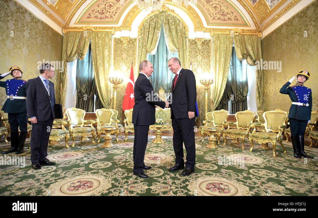Russian President Vladimir Putin welcomes Turkish President Recep ...