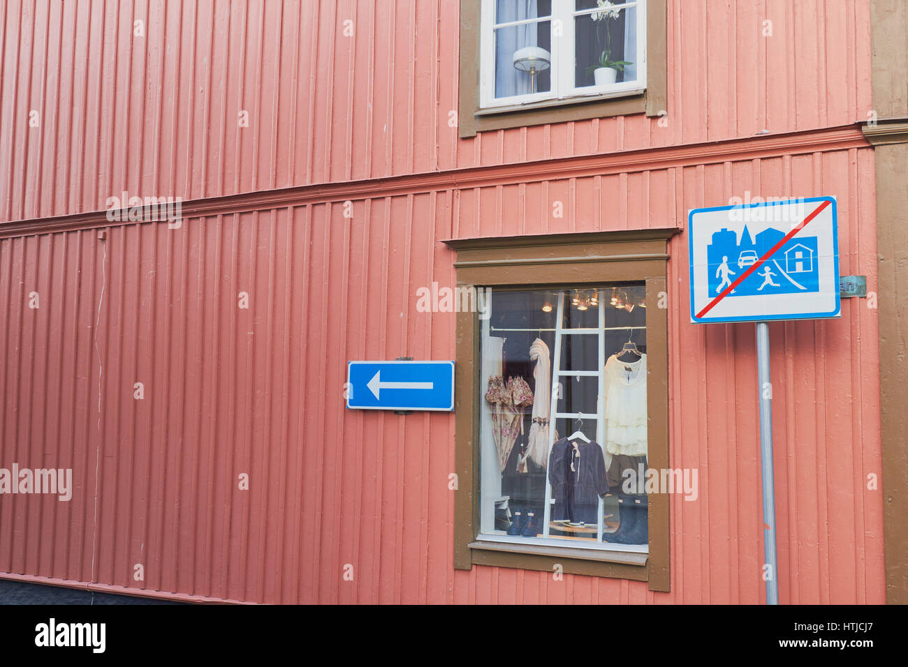 Clothes shop window and road signs in Sigtuna the oldest town in Sweden ...