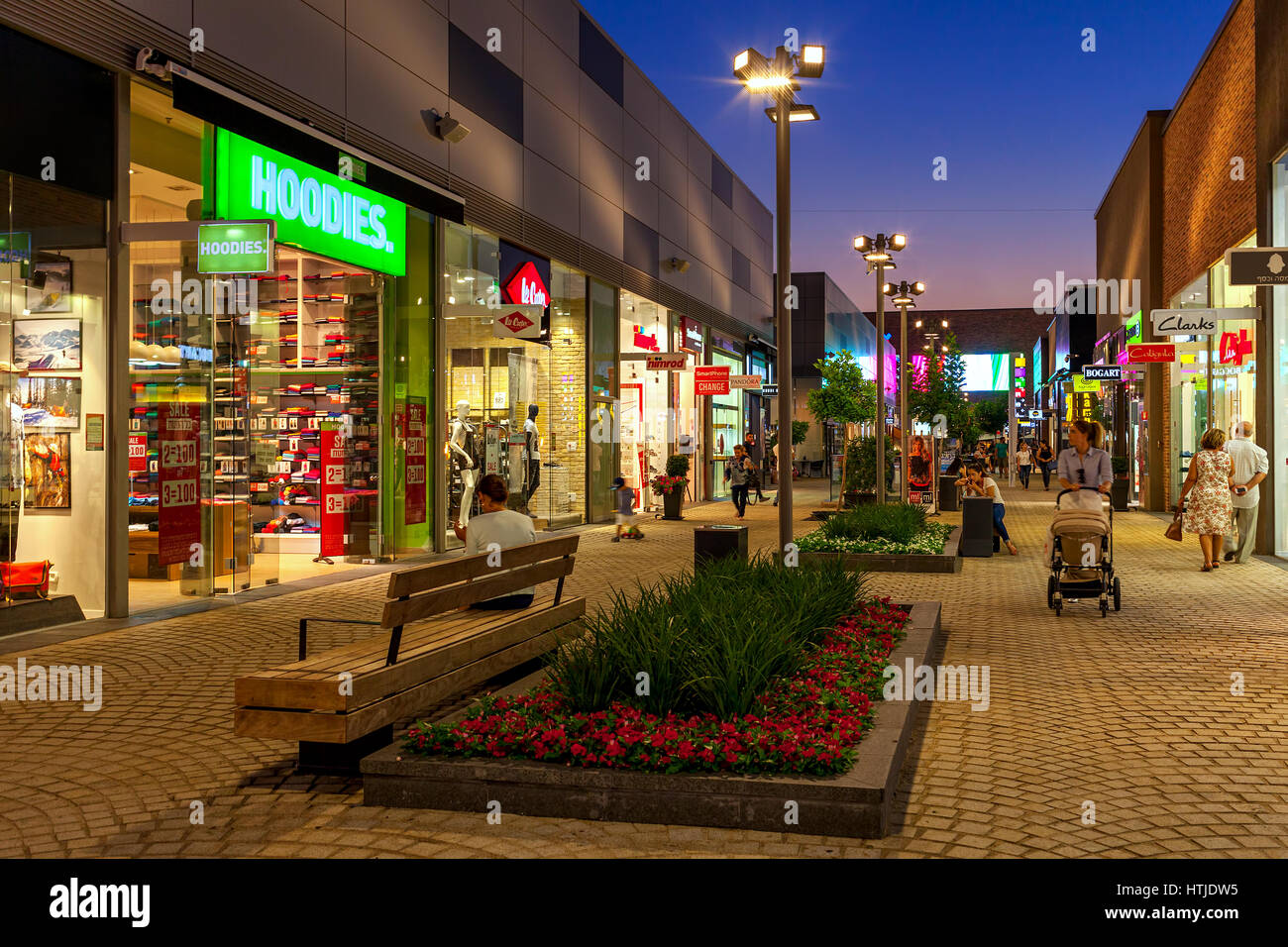 Modern shopping centers hi-res stock photography and images - Alamy