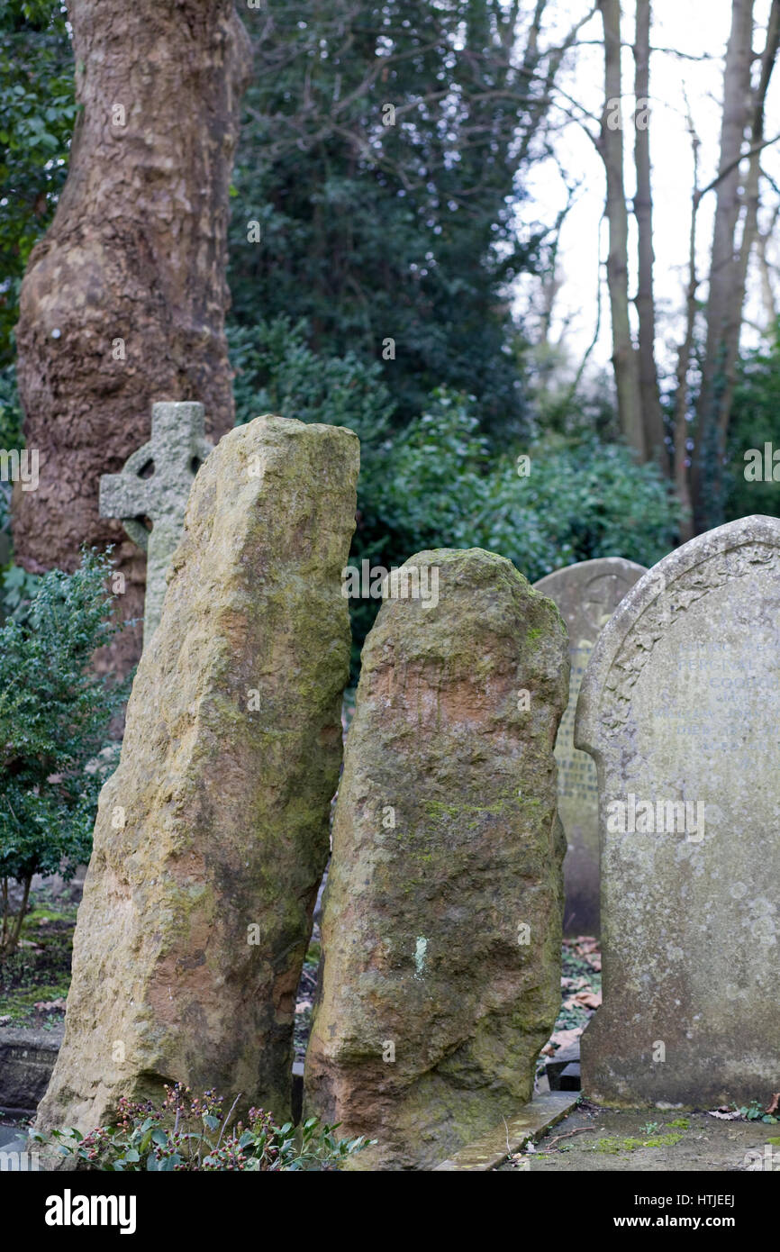Headstone highgate cemetery hi-res stock photography and images - Alamy
