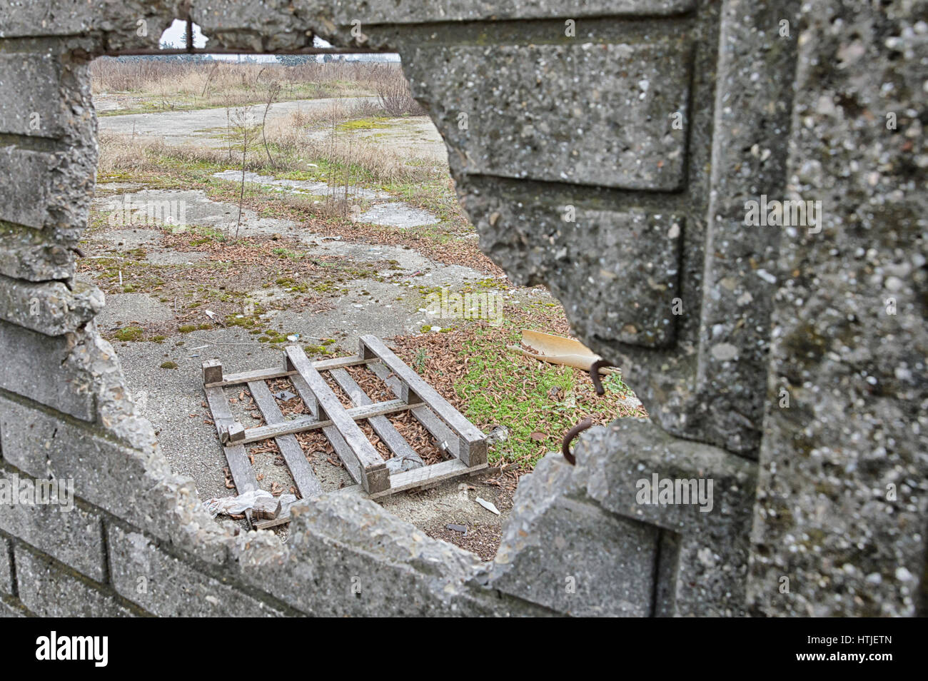 Broken wooden pallet hi-res stock photography and images - Alamy