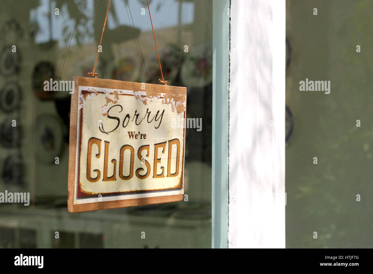 vintage closed sign hanging in front of shop window Stock Photo - Alamy