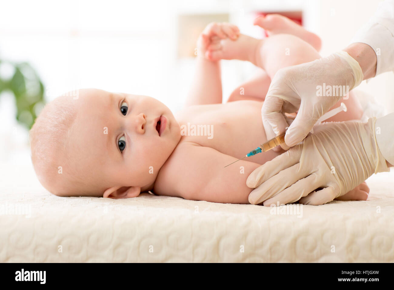 Doctor injection baby hi-res stock photography and images - Alamy