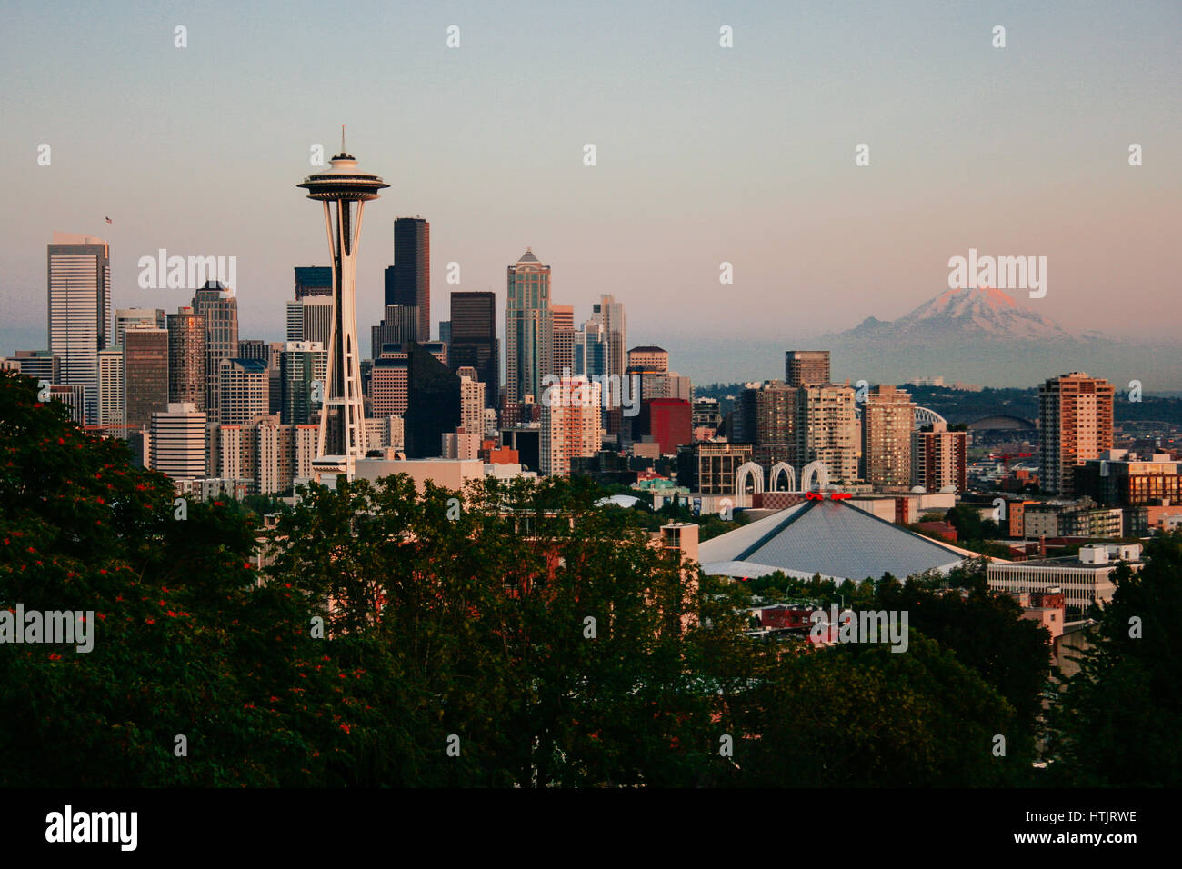 Classic view of Seattle skyline in beautiful golden evening light at ...