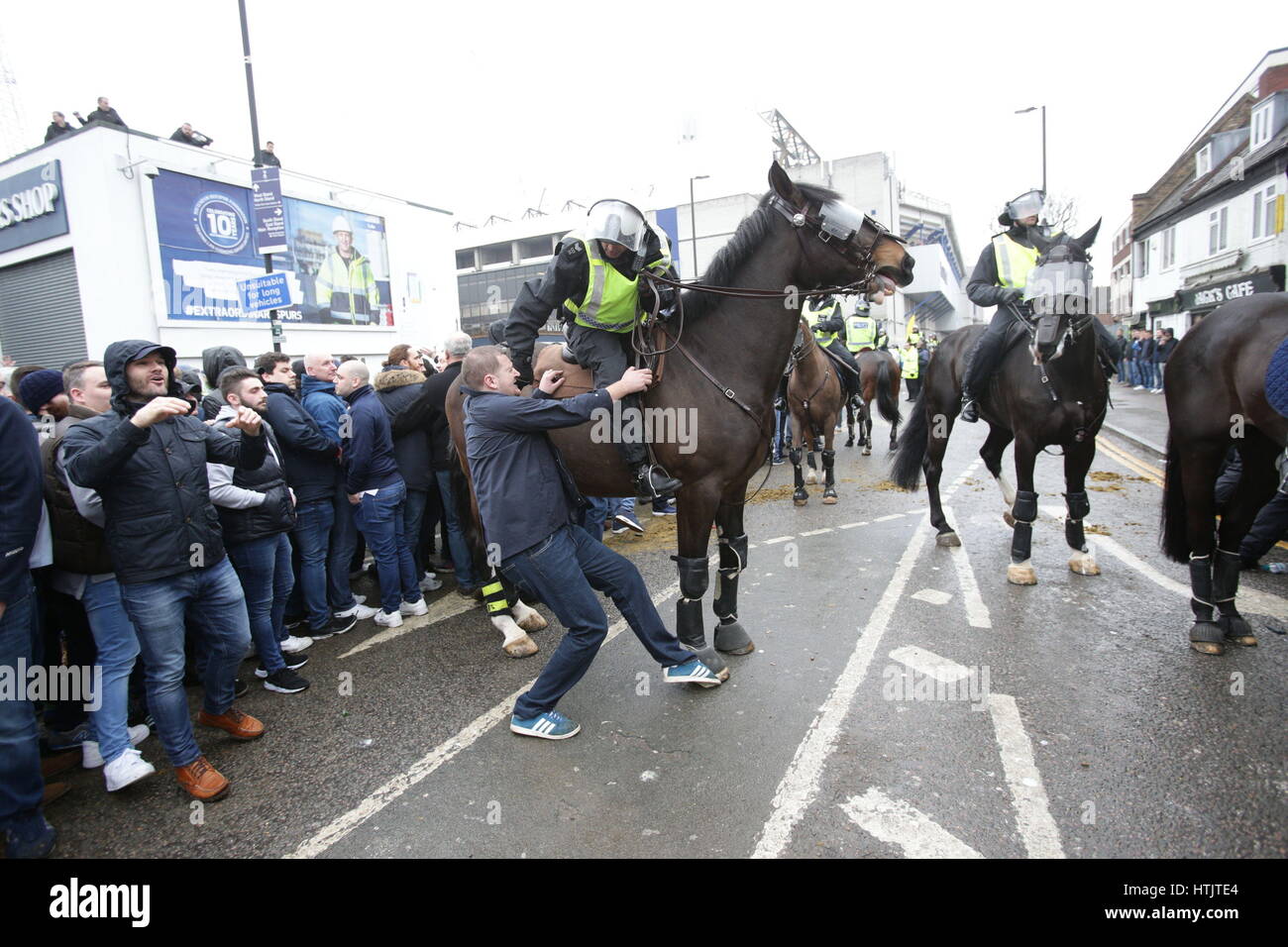 Mounted police officer talks hi-res stock photography and images - Alamy