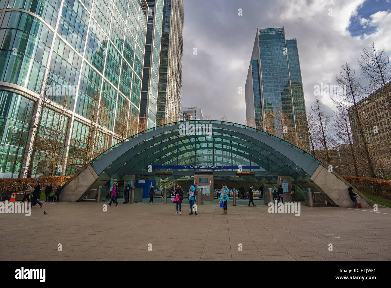 Canary wharf dlr station hi-res stock photography and images - Alamy